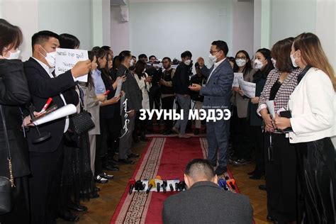 Фото МСНЭ ээс ХЗДХ ийн сайд болон бүлгийн дарга нарт албан бичиг
