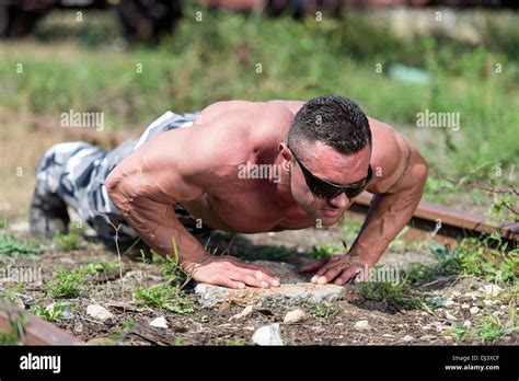 Bodybuilder Doing Push Ups Stock Photo Alamy