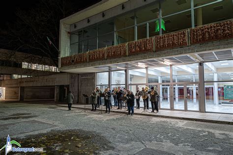 Грейнаха светлините на коледната елха в Ботевград
