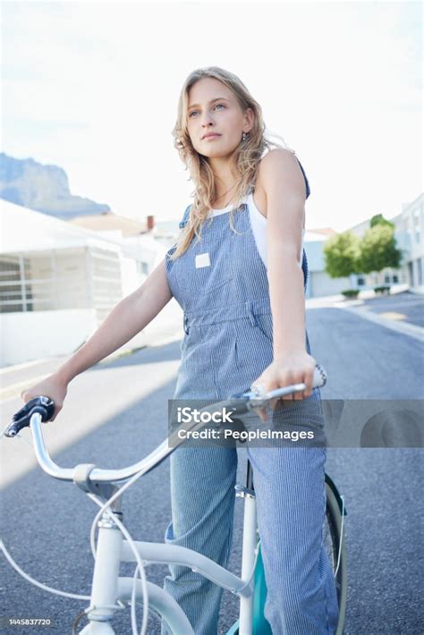 자전거 도시 및 탄소 발자국은 도시 배경에서 여름 동안 전망을 즐기는 여행 소녀와 함께 있습니다 사이클링 관광 및 제로 배출