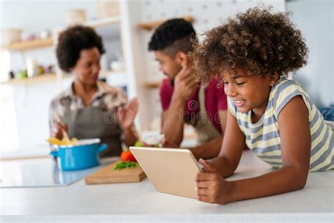 Feliz Familia Negra En La Cocina Divirtiéndose Y Cocinando Juntos