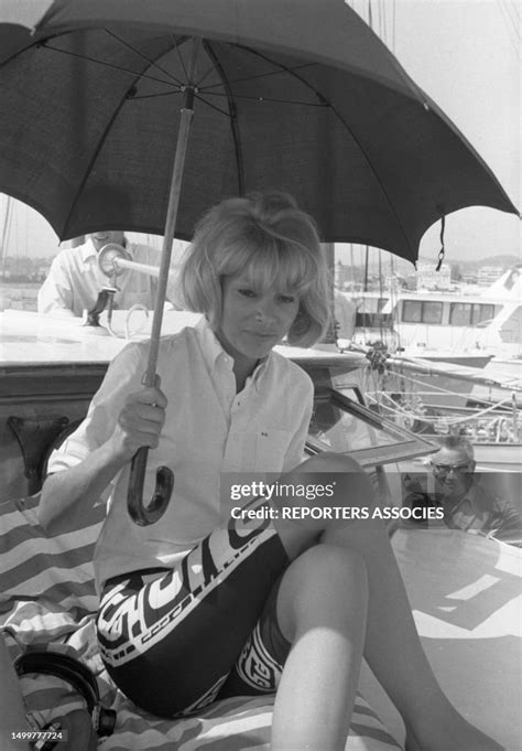 Mireille Darc Se Protège Du Soleil Sous Une Ombrelle Pendant Ses