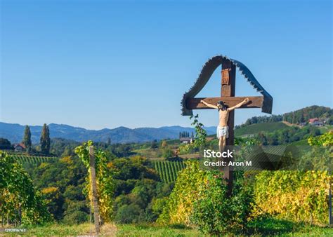 예수 그리스도는 십자가에 못 박힌 사우스 스티리안 와인 로드를 따라 나무 조각 녹색 구불 구불 한 언덕 포도원과 그림 같은 마을 오스트리아와 슬로베니아 사이의 국경에