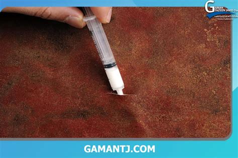حباب زیر کاغذ دیواری را با این روش در ۵ دقیقه از بین ببرید