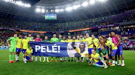 Pelé Honored By Brazilian National Team After Victory At World Cup