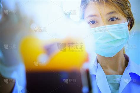 亚洲女科学家与血液分析设备工作