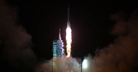 Astronautas Chineses Da Missão Shenzhou 15 Chegam à Estação Espacial