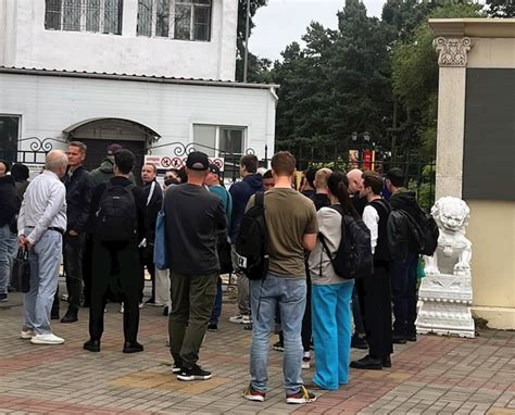 Караул за китайской визой ночные стражи у консульства Для получения