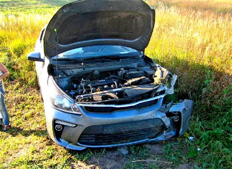Автолюбительница не справилась с управлением: машина окалась в кювете ...