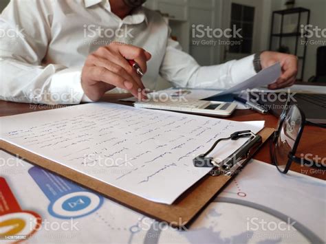 비즈니스 회계 개념 사무실에서 컴퓨터 노트북 예산 및 대출 종이계산기를 사용하는 비즈니스 맨 20 24세에 대한 스톡 사진 및 기타 이미지 Istock