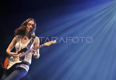 Gitaris Kara Grainger Antara Foto