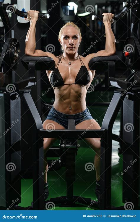 Woman Bodybuilder Doing Exercise For Biceps Stock Image Image Of Biceps Healthy