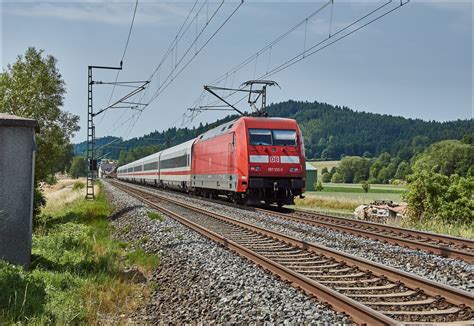101 131 1 schiebt einen IC in Richtung Nürnberg gesehen bei Stockheim