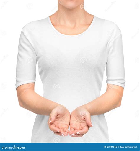 Muchacha En La Camiseta Blanca Con Las Manos Abiertas Imagen De Archivo