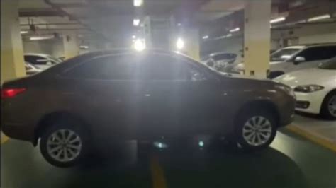 網笑「注意看這個男人太狠了」 汽車亂佔用車位不出意外的話要被丟入河裡了！ Yahoo奇摩汽車機車