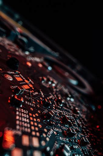 극적인 네온 컬러 조명아래 칩 회로 기판 및 구성 요소를 보여주는 데스크톱 컴퓨터 내부의 매크로 클로즈업 샷 컴퓨터 범죄에 대한 스톡 사진 및 기타 이미지 Istock