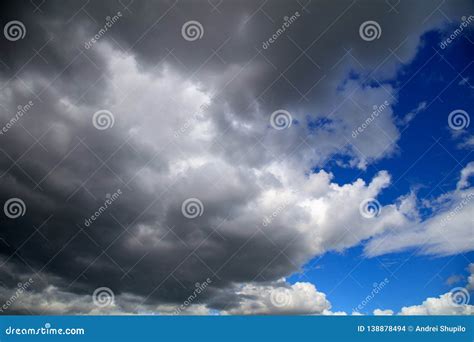 Nubes Tormentosas En El Cielo Como Fondo Foto De Archivo Imagen De