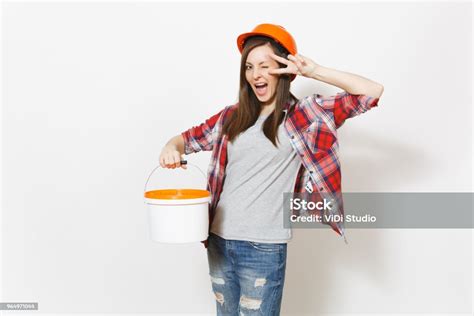 좋아 라 여자 보호 Hardhat 복사 공간을 가진 빈 페인트 통을 들고와 보여주는 승리 기호 흰색 배경에 고립에서 재건축 아파트 룸 악기입니다 수리 가정 개념입니다 Diy