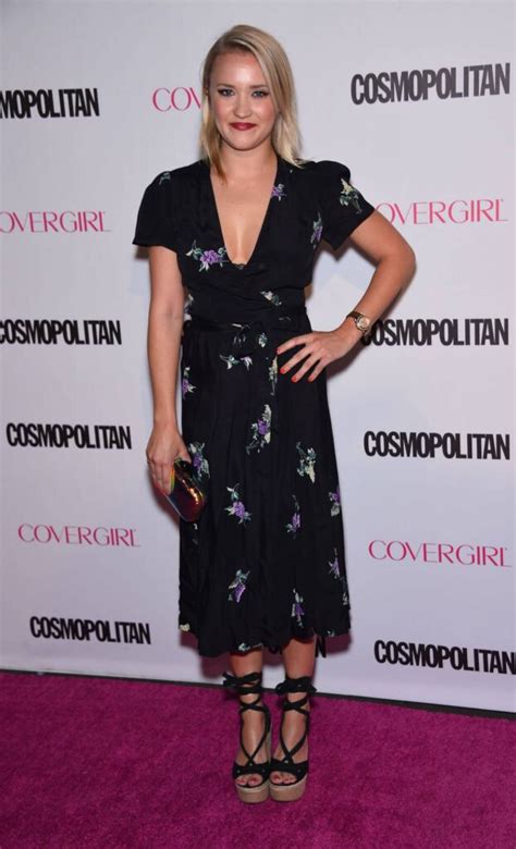 Emily Osments Style Iconic And Sophisticated Outfits K4 Fashion