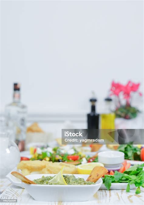 그리스 음식 간식 및 전채 배경 메제 자이로 튀긴 오징어 반지 수블라키 우조 생선 피타 그리스 샐러드 Tzatziki 페타 올리브와 야채의 구색 전통 그리스 요리 세트