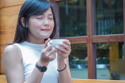 Premium Photo Close Up Of Mid Adult Woman With Eyes Closed Holding