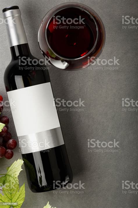 라벨이 붙은 레드 와인 1병 와인과 포도 한 잔 와인 병 모형 맨 위 보기입니다 0명에 대한 스톡 사진 및 기타 이미지 0명