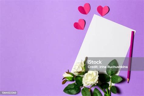 발렌타인 사랑과 결혼식 개념 라일락 배경에 꽃과 마음 플랫 레이 상단 보기 공간을 복사합니다 2022년에 대한 스톡 사진 및 기타 이미지 Istock