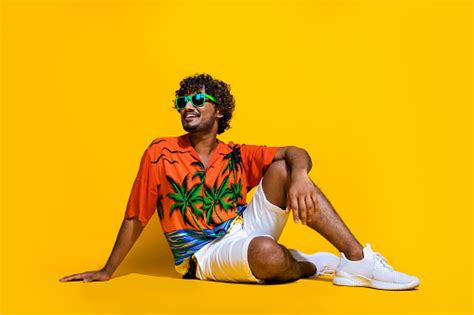 쾌활한 남자의 전체 길이 사진 안경에 하와이 셔츠 운동화를 착용 노란색 배경에 고립 된 빈 공간을 제공합니다 20 24세에 대한 스톡 사진 및 기타 이미지 Istock