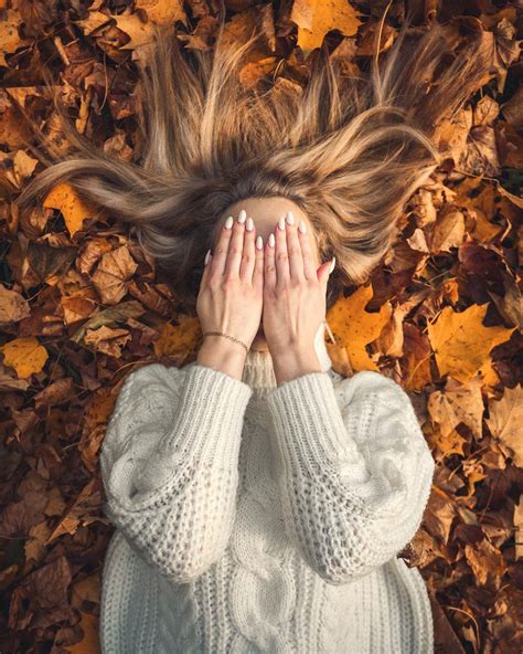 Осенняя фотография девушки в листьях Осенние фотографии Осень