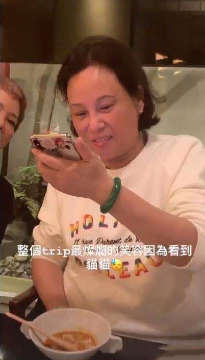 何超莲妈妈近照曝光游日本，赌王三太颜值身材大走样