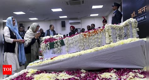 Cancelpatriarchy Manmohan Singhs Daughter Lights Funeral Pyre India News Times Of India