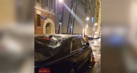 В Москве глыба льда разбила припаркованный на обочине аурус