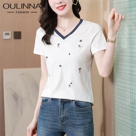 Oulinna เสื้อยืดแขนสั้นทรงหลวมสำหรับผู้หญิง เสื้อคอวีสีตัดกันปักลายผลไม้เข้าได้กับทุกชุดแฟชั่น