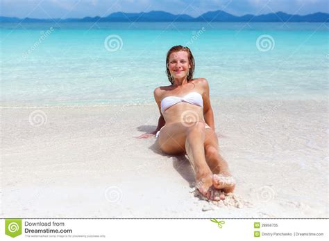 Mujer Joven Hermosa En Bikini En La Playa Tropical Soleada Real Imagen