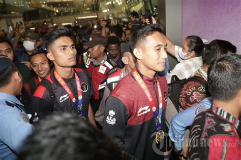 Kedatangan Timnas Indonesia Usai Raih Emas Sea Games 2023 Foto 2