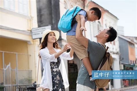 快乐年轻家庭旅游度假 蓝牛仔影像 中国原创广告影像素材