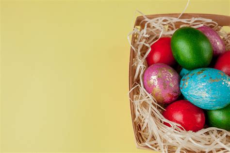 행복 한 부활절 달걀 노란색 배경입니다 금빛 빛바구니에 달걀을 장식 인사말 카드 승진 포스터 복사 공간 0명에 대한 스톡 사진 및 기타 이미지 Istock