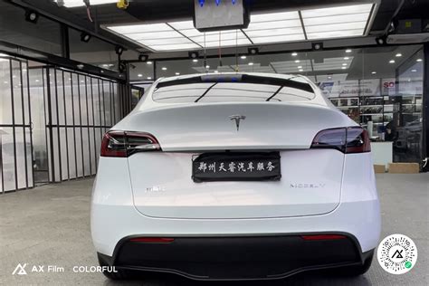 特斯拉model Y 珍珠白粉