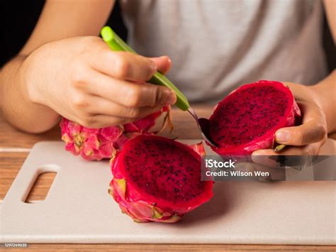 도마에 숟가락으로 빨간 용 과일을 벗기는 사람의 클로즈업 각도에 대한 스톡 사진 및 기타 이미지 각도 건강한 생활방식 과일 Istock