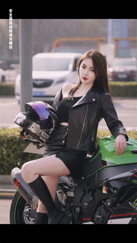 Yi94 On Twitter 王钟瑶 王钟瑶邀请你车震！还是露天的哦！屁股都撅好了，小皮裙下真空，掀起小皮裙就能提枪上马了！