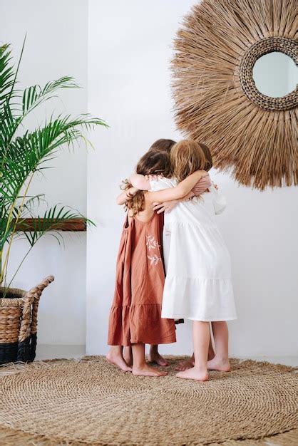 Vier Vriendinnen Van 6 Jaar Oud Staan Te Knuffelen Premium Foto