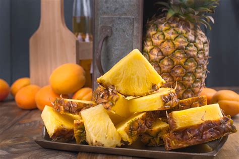 크고 잘 익은 파인애플은 조각 그리고 모든 과일을 잘라 열 대 과일 나무 배경과 피크닉 스핀 상자에 공간 복사 Kombucha에 대한 스톡 사진 및 기타 이미지 Istock