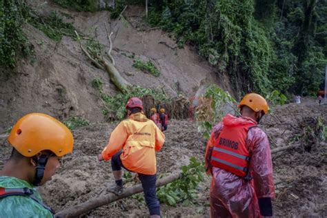 Најмалку 10 лица го загубија животот во поплави и лизгање на земјиштето во Индонезија две лица