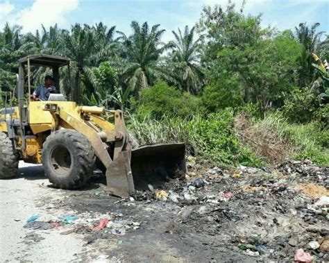 DLH Labuhanbatu Turunkan Alat Berat Untuk Bersihkan Tumpukan Sampah