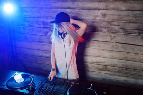 可爱的dj女人在俱乐部派对上玩音乐图片 Dj女人在俱乐部派对上玩音乐素材 高清图片 摄影照片 寻图免费打包下载
