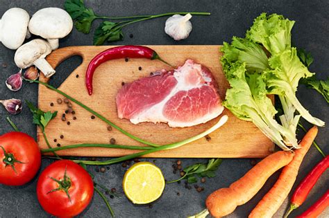 신선한 쇠고기 스테이크 나무 숟가락 신선한 야채 향기로운 허브 향신료와 요리에 대 한 야채 검은 배경 평면도 고기 0명에 대한 스톡 사진 및 기타 이미지 Istock