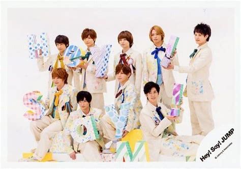 Heysayjump集合9人横型・全身・衣装クリーム色・水色ピンク黄・前列座り・片手オブジェ「heysay」・背景白「キミ