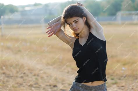 Une Jeune Fille Athlétique Mince En Tenue De Sport Avec Des Imprimés En