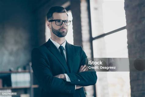 성공적인 비즈니스 남자 자신감 엄격한 사람 팔을 교차 시계 동료 착용 사양 블랙 블레이저 셔츠 넥타이 정장 의상 서 사무실 실내 갈색 머리에 대한 스톡 사진 및 기타 이미지