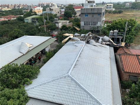 影／台南麻豆出租套房氣爆「炸掀屋頂」 疑煮食不慎釀災3人受傷送醫